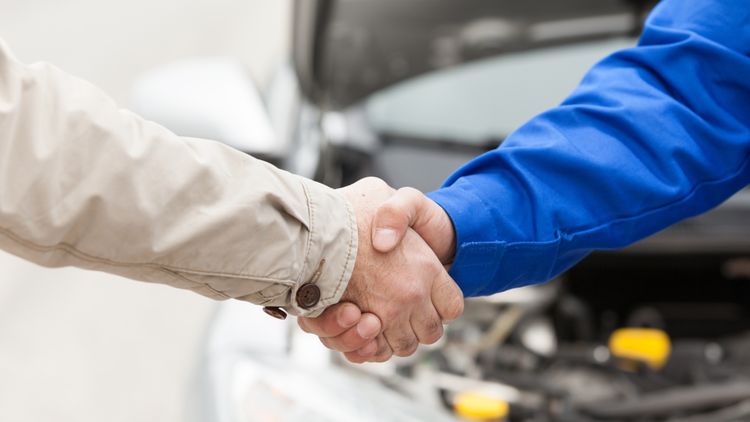 Overschrijven auto: wat is er nodig en hoe werkt het online